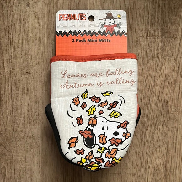 Peanuts | Kitchen | Peanuts Snoopy Oven Mitts | Poshmark